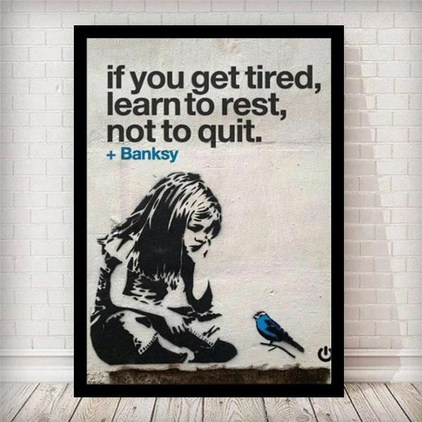 覆面ストリートアーティスト・バンクシーの名画です。壁に掛けるだけでお部屋が一気にモダンでスタイリッシュな空間に★額縁・枠付きの壁掛けタイプで、複数枚でいろいろ自由な組み合わせが！自分用はもちろんのこと、新築・引っ越し祝いや結婚祝い・誕生日・...