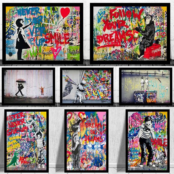 バンクシーの代表的なストリートアートにカラフルなグラフィティが重ねられたデザインです。都市的でエッジの効いた雰囲気から、モダンで都会的なリビングルームや寝室・オフィスや書斎におすすめです。特に工業的なインテリアはストリートアートの起源と相性...