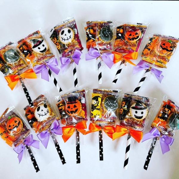 ハロウィンにちょこっとお配りするのに最適な大きさ！！お友達や子供会、職場の方、販促品などに♪個包装のお菓子3個入り【内容】ハロウィンチョコレートボール・・・１個ハロウィンヨーチ・・・１個ハロウィントリプルチーズイン・・・１個【備考】チョコレ...