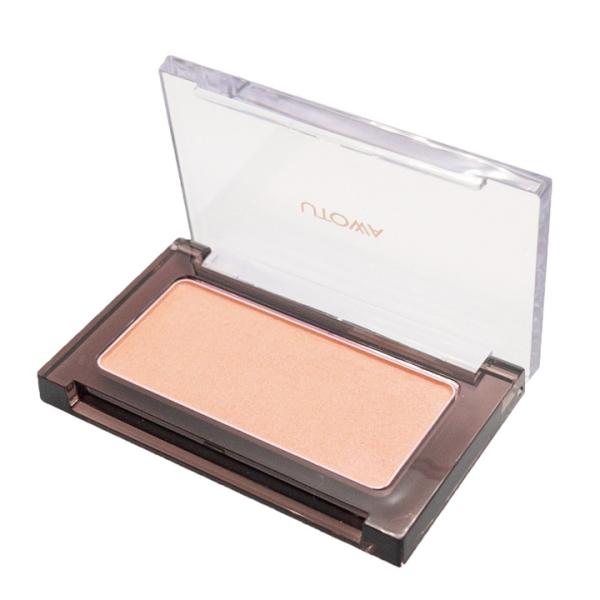 サテンのようななめらかさ。ナチュラルな光沢がハリ感を演出する、シアーなパウダーチーク。透明化のある美しい発色で溶け込むようになじみ、表情にあたたかみや立体感を添えます。