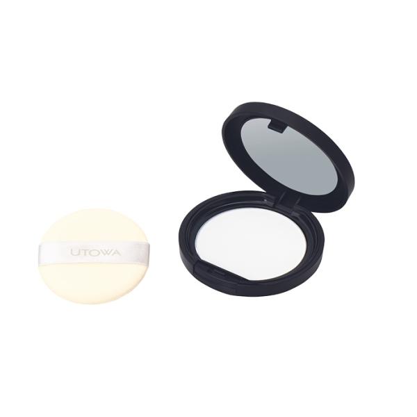 カラーレスでしっとりとした感触が特徴のプレストパウダー。ソフトマットな仕上がりで長時間化粧崩れを防ぎます。