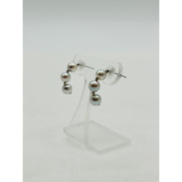 【商品詳細】アイテム：フープピアス（直結タイプ）真珠：アコヤ真珠ナチュラルカラー形：ラウンド系テリ：まずまず良いキズ系：少サイズ：4.5〜5.0mm（合計6珠使用）数量：1ペア枠の素材：PT900（Pt900の刻印）特徴 線径：0.7mm ...