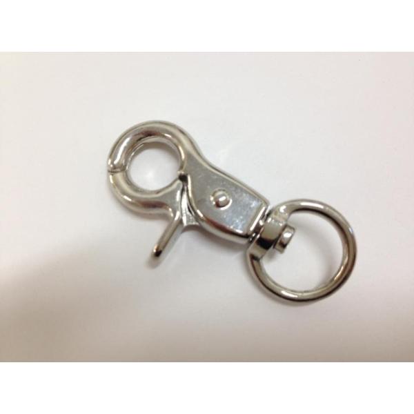 扉や餌の出し入れ口を開けてしまう仔には必需品です。脱走予防にもお役立て下さい。当店では全てのケージに使用しております。おもちゃの取り付けなどにも。全長：約46〜48mm　　※ロットにより商品差がございます。素材：ニッケル（合金ダイカスト）　...