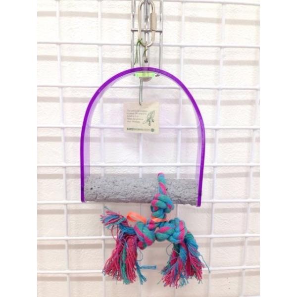 止まり木部分が爪とぎパーチになっているブランコです。ユラユラ揺れながら爪が研げちゃう！？サイズ(約)：高17cm×幅11cm *高さはロープ含まずセメントパーチ部分(約)：直径1.5〜2cm *商品差あり主要部品：アクリル、ロープなどカラー...