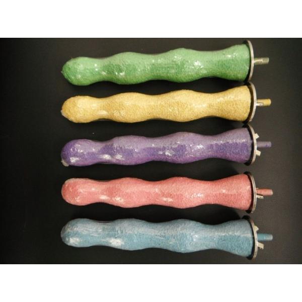 爪や嘴の尖り過ぎ防止にお勧めです。　*足の裏の皮膚の擦れ過ぎ防止の為、自然木との併用をお勧めします。長さ：約14.5cm（金具部含まず）直径：細部/約1.8〜2.2cm、太部/約2.5〜3.5cm　*輸入品にて商品差がある場合があります。カ...