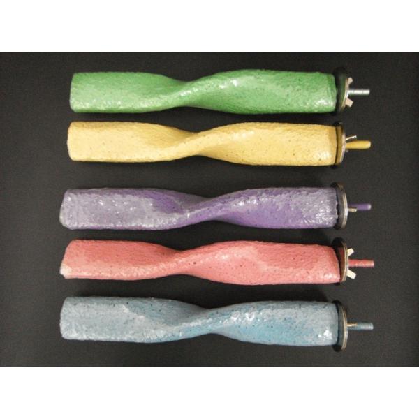 爪や嘴の尖り過ぎ防止にお勧めです。　*足の裏の皮膚の擦れ過ぎ防止の為、自然木との併用をお勧めします。長さ：約17cm(金具部含まず)直径：約1.5〜3cm(断面が細楕円です)　*輸入品にて商品差がある場合があります。カラー展開：スカイブルー...