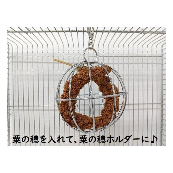 本来はウサギなどに牧草を与えるグッズですが、インコでは中に粟穂や葉物野菜を入れても楽しく食べれます。ハンドトイを詰めたり、新聞紙が好きな鳥さんは丸めて入れてあげると、店頭では大好評です♪ボール部分直径(約)：100mm素材：スチール付属：ナ...
