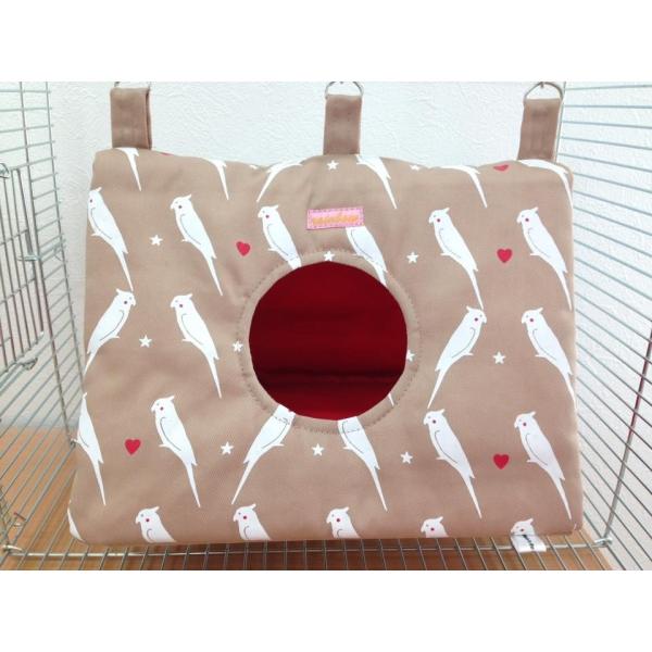 丸い出窓のついたかわいいバードテント（バードベット）です。底は取り出し可能なのでお洗濯も楽々です♪本体サイズ(約/cm)：W25×D18×H17（吊り下げ部8cm）素材：コットン/ポリエステル*お洗濯に関して*お洗濯は手洗いでお願い致します...