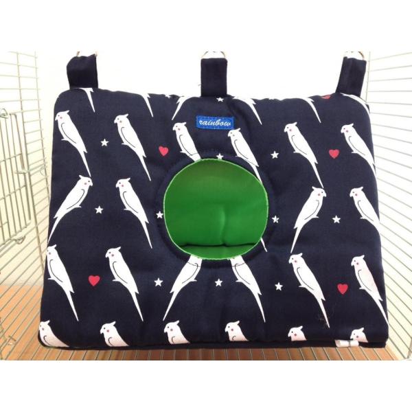 丸い出窓のついたかわいいバードテント（バードベット）です。底は取り出し可能なのでお洗濯も楽々です♪本体サイズ(約/cm)：W25×D18×H17（吊り下げ部8cm）素材：コットン/ポリエステル*お洗濯に関して*お洗濯は手洗いでお願い致します...