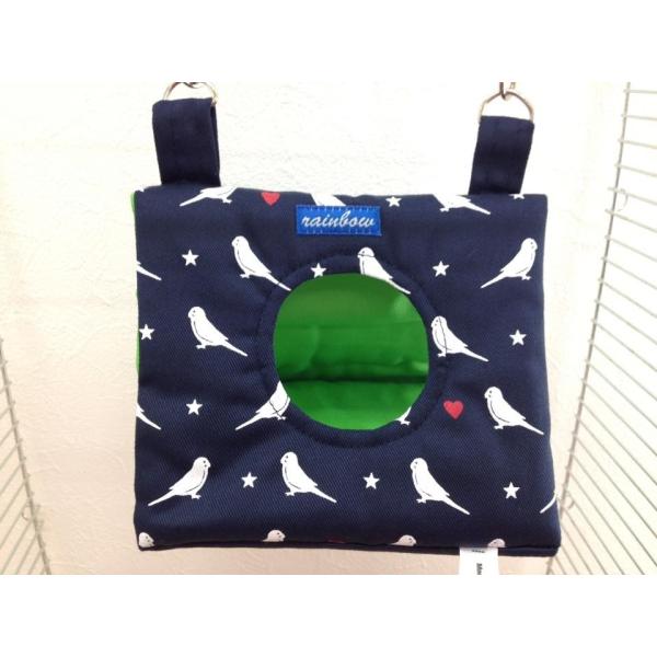 丸い出窓のついたかわいいバードテント（バードベット）です。底は取り出し可能なのでお洗濯も楽々です♪本体サイズ(約/cm)：W15×D14×H13（吊り下げ部8cm）素材：コットン/ポリエステル*お洗濯に関して*お洗濯は手洗いでお願い致します...