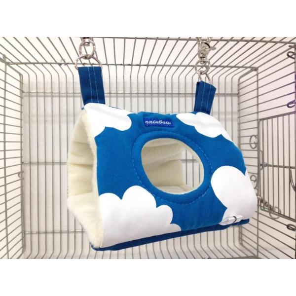 丸い出窓のついたかわいいバードテント（バードベット）です。底は取り出し可能なのでお洗濯も楽々です♪本体サイズ(約/cm)：W13×D10×H10（吊り下げ部8cm）素材：コットン/ポリエステル*お洗濯に関して*お洗濯は手洗いでお願い致します...