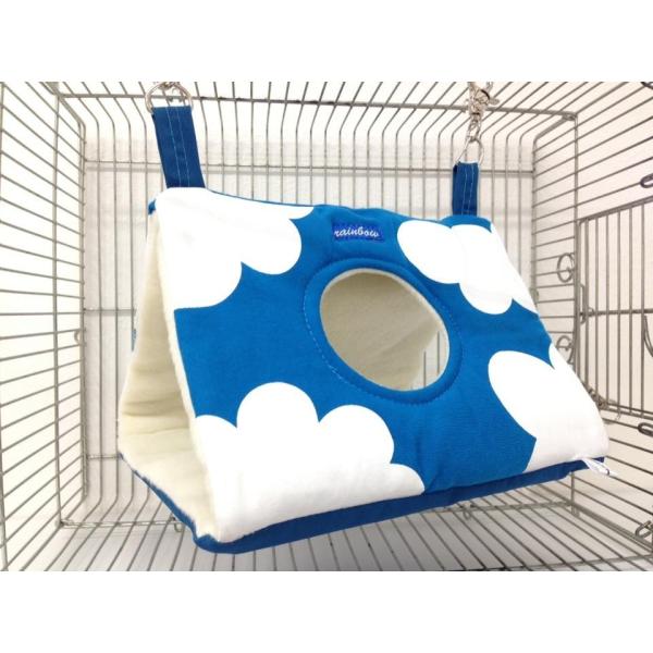 丸い出窓のついたかわいいバードテント（バードベット）です。底は取り出し可能なのでお洗濯も楽々です♪本体サイズ(約/cm)：W19×D14×H12（吊り下げ部8cm）素材：コットン/ポリエステル*お洗濯に関して*お洗濯は手洗いでお願い致します...