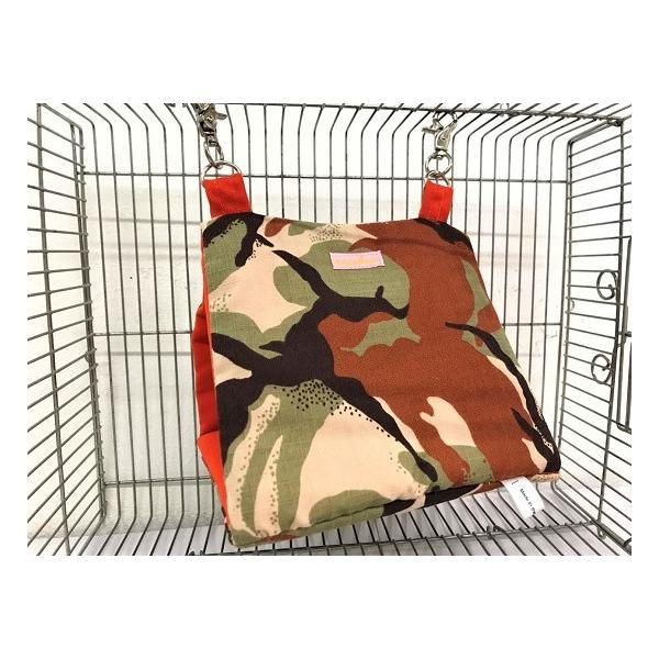 ※ロットにより柄・質感が異なります。（指定不可）迷彩柄のかわいいテント（ベット）です。底は取り出し可能なのでお洗濯も楽々です♪本体サイズ(約/cm)：W17×D13.5×H14（吊り下げ部8cm）素材：コットン*お洗濯に関して*お洗濯は手洗...