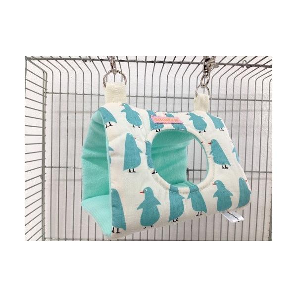 丸い出窓のついたかわいいバードテント（バードベット）です。底は取り出し可能なのでお洗濯も楽々です♪本体サイズ(約/cm)：W13×D9×H10（吊り下げ部8cm）素材：コットン/ポリエステル*お洗濯に関して*お洗濯は手洗いでお願い致します。...