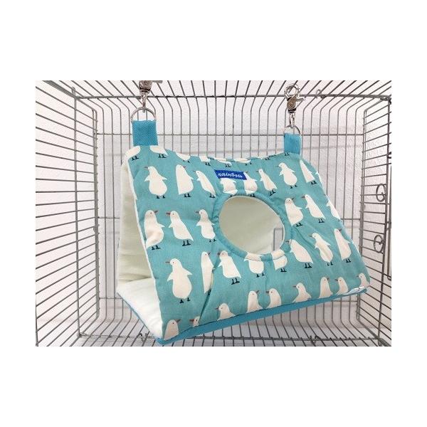 丸い出窓のついたかわいいバードテント（バードベット）です。底は取り出し可能なのでお洗濯も楽々です♪本体サイズ(約/cm)：W20×D13×H13（吊り下げ部8cm）素材：コットン/ポリエステル*お洗濯に関して*お洗濯は手洗いでお願い致します...