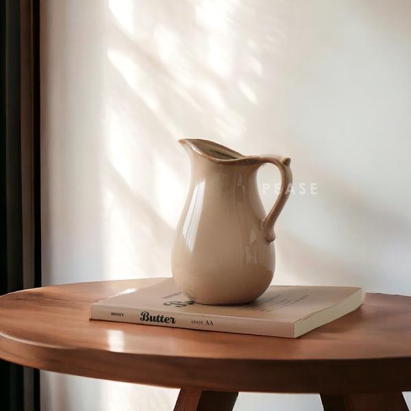 自然の温もりと洗練されたデザインをもたらすピッチャー型フラワーベースです。このフラワーベースは、あたたかみのあるミックスベージュと、シックでモダンな印象のメタリックブラックの2色展開。お部屋の雰囲気やお花の色に合わせてお選びいただけます。サ...