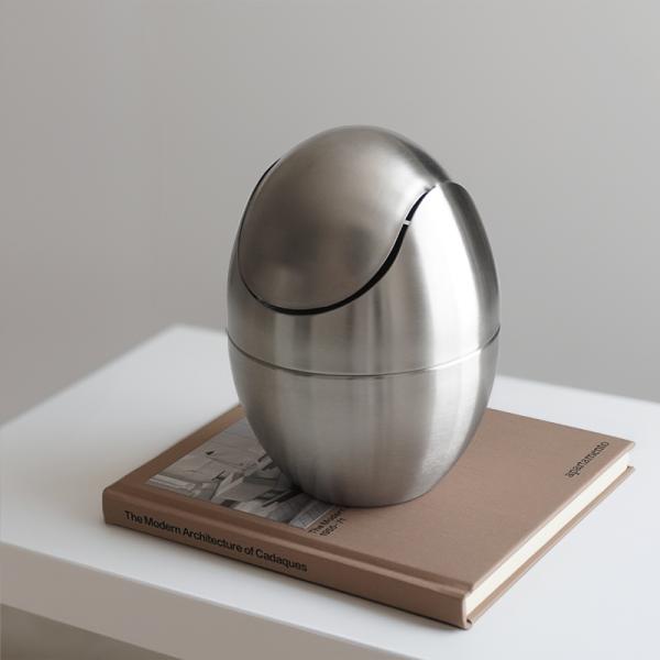 シンプルでありながら洗練された印象のオーバル型のダストボックスです。コンパクトなサイズで、デスクの上や狭いスペースでもすっきりと収まります。オフィスでは、デスク周りの小さなゴミをすぐに捨てられ、作業スペースを常にきれいに保てます。リビングで...