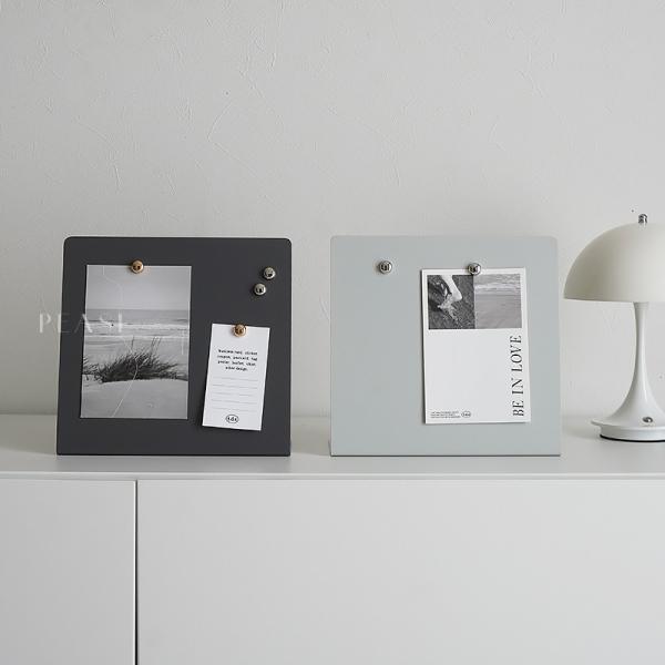 特徴 シンプルでモダンなデザインが特徴のマグネットボードです。使いやすいライトグレーとグレーの2色展開で、どんなインテリアにもぴったりと馴染みます。コンパクトなので、デスクや棚の上に置いても場所を取りません。ボードにはゴールドとシルバーのマ...