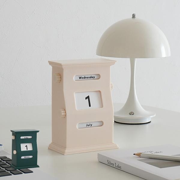 レトロなデザインが魅力の万年カレンダーです。カラーはグリーンとクリームの落ち着いた2色から選べ、リビング、オフィス、寝室など、どんな場所にもよく合います。ダイヤルを回すだけで簡単に日付を調整でき、日付・曜日・月が一目でわかる見やすい設計です...