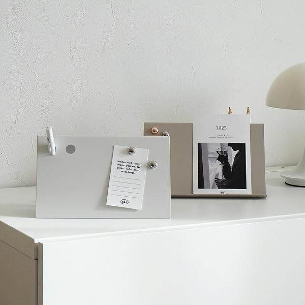 特徴 シンプルでおしゃれなデザインが魅力のマグネットボードです。カラーは「ホワイト」と「ベージュ」の2色展開で、どんなインテリアにも馴染みます。このボードは両面使用が可能で、メモやカレンダー、小物や写真を貼るのに最適。デスクではTo-Doリ...