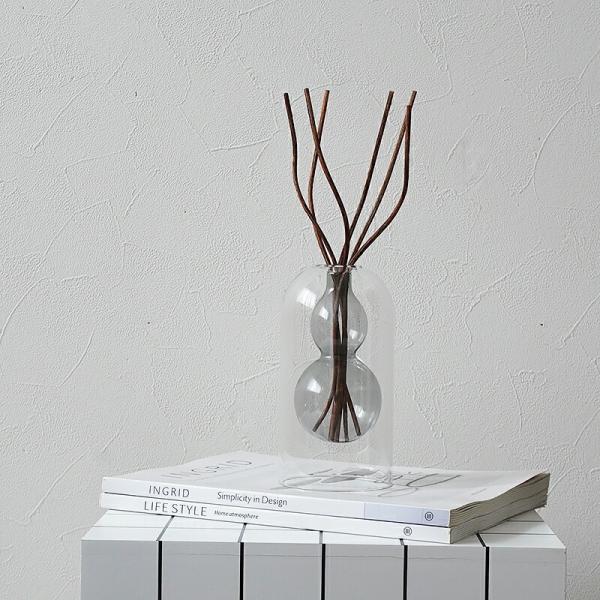 透明感のある美しいフォルムが特徴のディフューザーボトルとリードスティックのセットです。リードスティックを通して広がるやさしい香りが、心を落ち着ける特別な空間を演出します。お気に入りのフレグランスオイルを入れれば、毎日の暮らしにリラックスタイ...