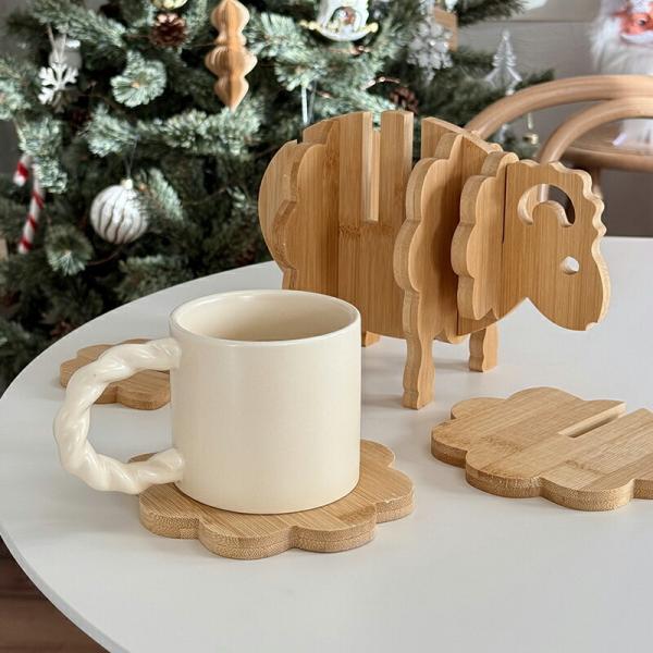 ひつじをモチーフにしたかわいいコースターセットです。ひつじ型のスタンドにお花のような形をしたコースターを収納すると、まるで毛をまとったひつじのようなかわいい見た目に！インテリアとしてもおしゃれで目を引きます。竹素材を使用し、自然のぬくもりと...