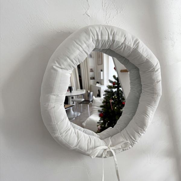 ふんわり柔らかなクッションフレームが特徴のファブリッククッションミラーは、優しい雰囲気とシンプルなおしゃれさを兼ね備えたインテリアアイテムです。カラーはインテリアに馴染みやすいホワイトとブラックの2色から選べます。韓国インテリアや北欧テイス...