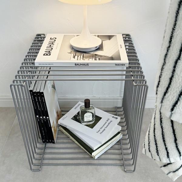 おしゃれで洗練されたデザインのワイヤーシェルフです。シンプルながら使い勝手が良く、インテリアをおしゃれに演出します。サイズは35cm四方で、省スペースながら雑誌や本、観葉植物、小物などをすっきり飾れます。リビングやベッドサイドなど、どこに置...