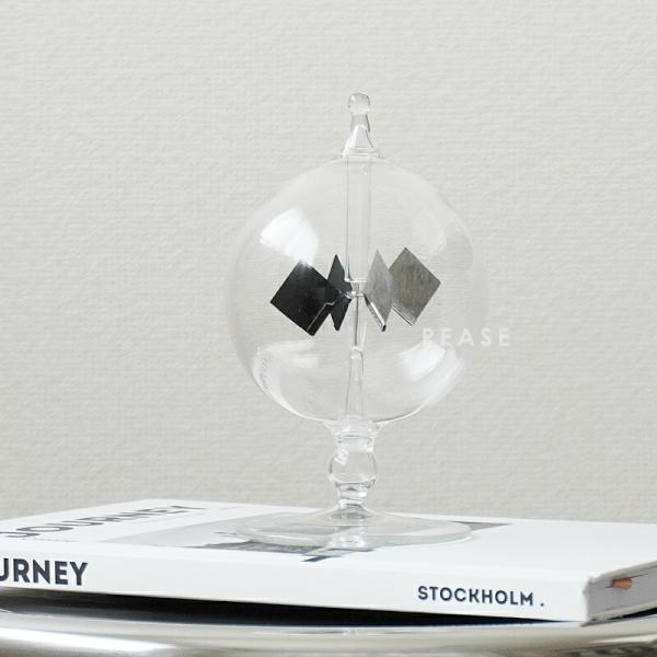 シンプルで美しいデザインのラジオメーター。ガラス製の本体と中央の回転軸に取り付けられた羽根が特徴です。羽根には黒い面があり、太陽光や白熱灯の光を吸収しやすくなっています。光が当たると羽根が温まり、その熱エネルギーによって回転が始まります。光...