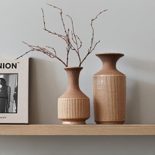 特徴 優しい雰囲気を加えるブラウンカラーのフラワーベース。素朴な質感 と温かみのあるブラウンカラーで、モダンにもナチュラルにもよ く馴染みます。生花やドライフラワーを引き立て、花を生けなくてもインテリアとしてアートのようなアクセントに。リビ...