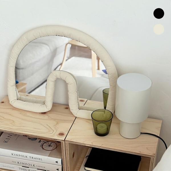 特徴 まるでアートのように飾れる、ユニークなデザインのアクリルミラー。やわらかなクッション素材のフレームが個性的で、韓国インテリアや北欧スタイルとの相性も抜群です。壁掛けはもちろん、棚やデスクの上に置くだけで、空間がぐっとおしゃれに。軽量で...