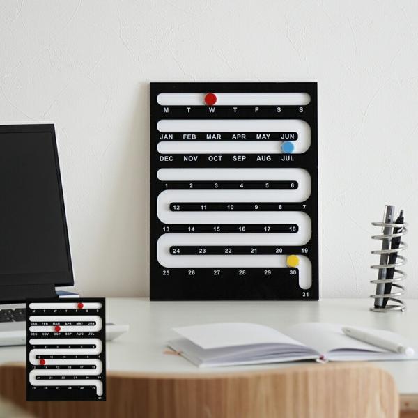 毎年使える、おしゃれなスライド式の万年カレンダーです。黒と白のモノトーンカラーで、どんなお部屋のインテリアにもなじみます。デスクや棚に置くだけで空間を引き締めてくれます。カレンダーの「曜日」「月」「日付」は、くねくねと曲がったラインの上を、...