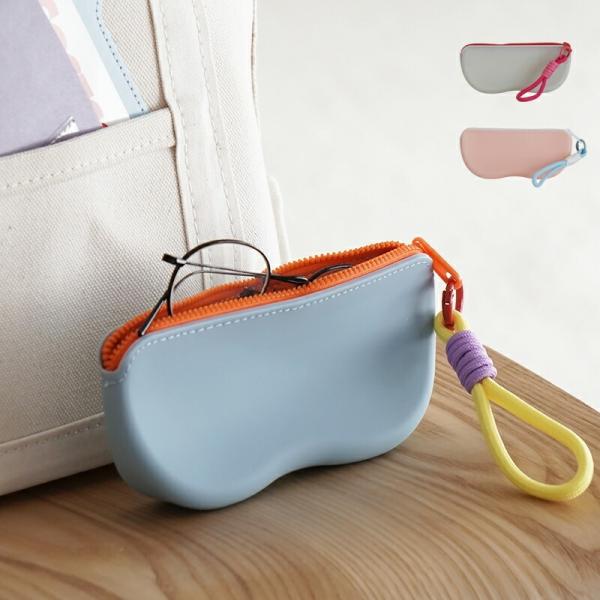 カラフルな色合いとコロンとしたフォルムがかわいい、シリコン製メガネケースです。柔らかく弾力のある素材が、大切なメガネをやさしく包み込み、衝撃やキズからしっかり守ります。底面には約3.5cmのマチがあり、自立するデザインになっています。デスク...