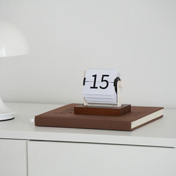 ナチュラルな木製の台座に、数字カードをくるくると回して表示するシンプルなカレンダーです。日付をめくるたびに、どこか懐かしく、手作業の心地よさを感じられるアイテム。卓上に置けば、デスクの雰囲気をほんの少しやわらかく整えてくれます。カードは1枚...