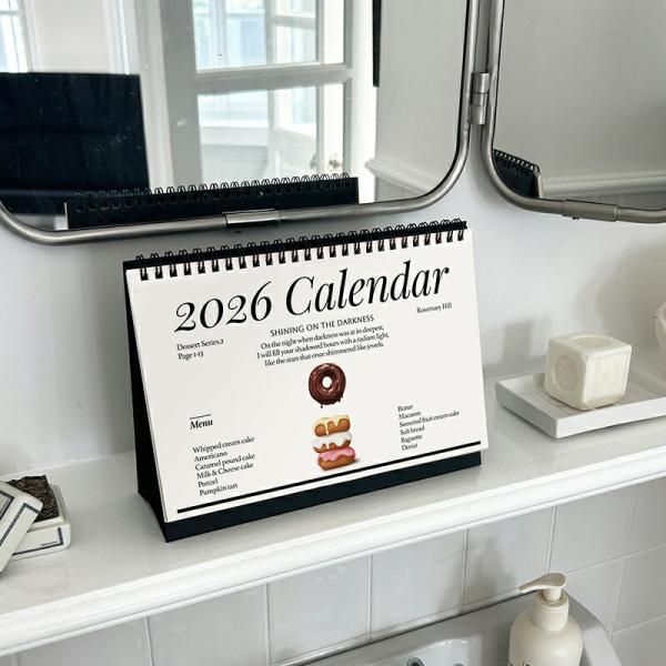 韓国ブランド「Rosemary Hill」から届いた2026年デスクカレンダーは、デザートをテーマにしたアートが魅力のアイテムです。コーヒー、マカロン、バゲット、パンプキンタルトなど、12種類のスイーツが描かれており、ページをめくるたびに心...