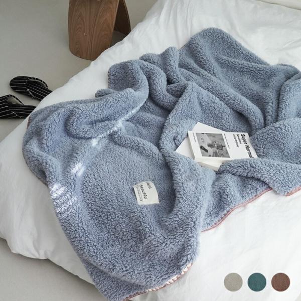 やわらかな起毛感と、落ち着いたカラーが魅力のブランケットです。ソファやチェアにさっと掛けるだけで、お部屋にやさしい温もりをプラスしてくれます。北欧テイストや韓国インテリアとも相性がよく、リビング・寝室・ワークスペースなど、さまざまな場所で使...