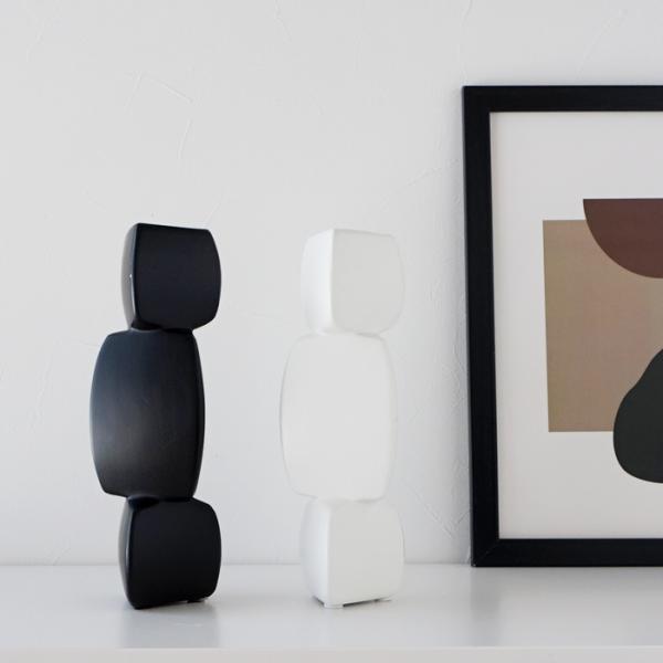 シンプルなモノトーンカラーのフラワーベースです。生花やドライフラワーなどをお部屋におしゃれに飾ることができます。何も入れずにそのまま飾るだけでオブジェにもなります。※花は商品に含まれません。※海外製品の為、多少の傷・汚れ等がある場合がござい...