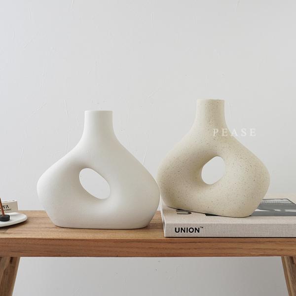 マットな質感がおしゃれなセラミック素材のフラワーベース程よい大きさでリビングや玄関やベッドサイドなどにピッタリです。生花や造花などをお部屋におしゃれに飾る事が出来ます。韓国インテリアや北欧インテリアにピッタリです。※花は商品に含まれません。...