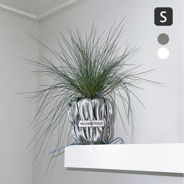 韓国ブランドwelcomecccのポットカバーです。市販の鉢にカバーを付けるだけでおしゃれになります。※海外製品の為、多少の汚れ・傷等がある場合がございます。予めご了承の上お買い求めください。【サイズ】11×12cm【ラッピング】可【商品に...