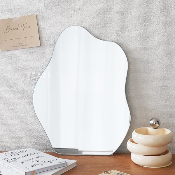 韓国インテリアや北欧インテリアにピッタリなウェーブ型の卓上ガラスミラーです。サイズは30×40cmで、メイクやヘアセットなどに最適なサイズです。スタンドは付属していませんが、代わりにシリコンカバーが付属しています。シリコンカバーをミラーの下...