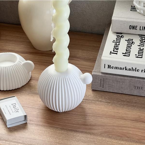 シンプルで美しいデザインのキャンドルホルダーです。 北欧や韓国インテリアにマッチし空間に温かみをもたらします。丸い形のキャンドルホルダーはテーパーキャンドル専用で、テーパーキャンドルをしっかりと支え、安定して灯すことができます。半円の形のキ...