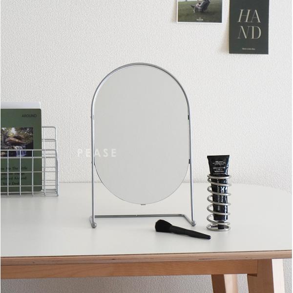 シルバーカラーのアイアンフレームの卓上ミラーは、シンプルで美しいデザインが特徴で、韓国インテリアや無機質なインテリアなど、シンプルなスタイルのインテリアに調和します。 横21cm×高さ34cmでメイクやヘアセットなど日々の身だしなみのチェッ...