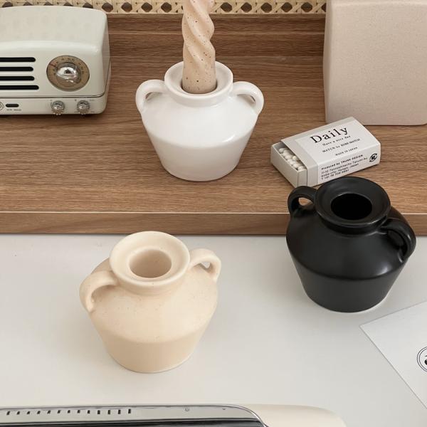 ポット型テーパーキャンドルホルダーは、ユニークな壺フォルムとエレガントなデザインが特徴です。ベージュ、ブラック、ホワイトの3色展開で、あらゆるインテリアスタイルに合わせやすいカラーバリエーションをです。リビングやダイニングでのキャンドルライ...