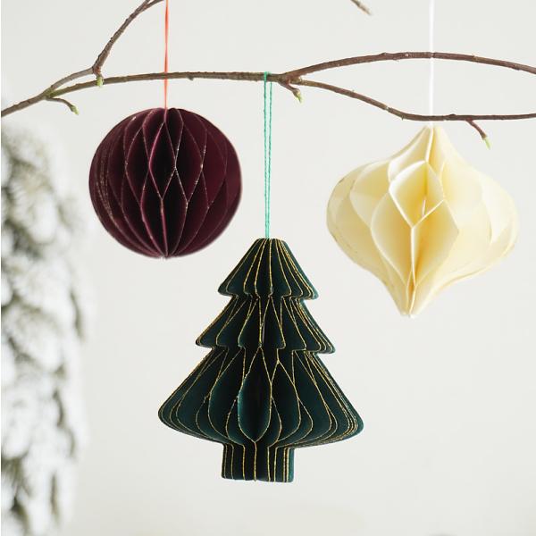 ペーパー素材のクリスマスオーナメント3個セットです。クリスマスツリー型、ボール型、オニオン型の3つの異なる形状のオーナメントで、ククリスマスにぴったりのグリーン、温かみのあるワイン、上品なアイボリーの3種類のカラー展開です。これらのオーナメ...