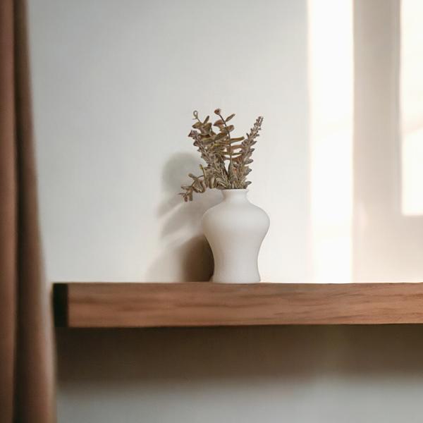 このコンパクトなミニフラワーベースは、小さなスペースに自然の美しさをさりげなく添えるアクセントとして最適です。マットな質感とざらつきが特徴のこの花瓶は、シンプルでありながらあらゆるインテリアスタイルにマッチします。北欧やモダンなデザインの部...