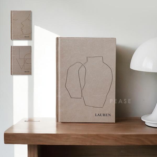 シンプルでありながら、暖かみを感じさせるこのノートは、ナチュラルな色合いのマットな紙材で作られています。表紙には、ミニマルな花瓶のシルエットや抽象的な線画、そしてシンプルな文字がアクセントとして施されています。サイズは横15cm×縦21.5...