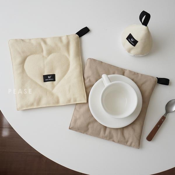 キッチンに可愛さと実用性を加えたい方にぴったりのアイテム、それがこのハート型鍋敷きです。料理の時間がもっと楽しく、もっと華やかになります。この鍋敷きの一番の魅力は、ハート型のステッチが施されたデザインです。見た目の可愛さだけでなく、手触りも...