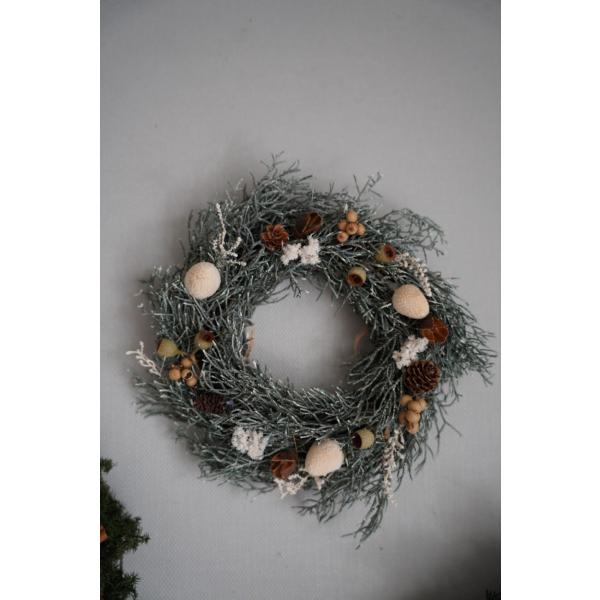 キーワード：クリスマスリース クリスマスプレゼント ナチュラル ギフト プレゼント　パリスタイルフラワーナチュラルなクリスマスリース。プリザーブド加工の、松笠やブルーアイス、ドライの実を使いました。お玄関ドアや、リビングが華やかになります。...