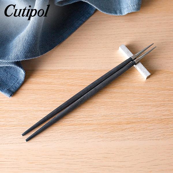クチポール【Cutipol】GOA （ゴア） 箸 ＋ 箸置きセット Chopstick Set■カラーブラック■サイズ箸：長さ約22cm箸置き：長さ約6cm■素材ステンレス、レジン（合成樹脂）■商品について【チョップスティックセット】クチポ...