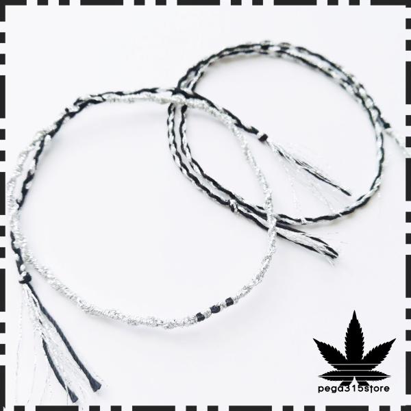 足用ミサンガです。 オールドスクールな３本ラインのスポーティーなデザインです♪ スポーツMIXやクラッシックHIPHOPスタイル、スケータースタイルに是非♪ ドレスキャンプ DRESSCAMPのパロディデザインです♪ 長さ：約３５ｃｍ（三つ...